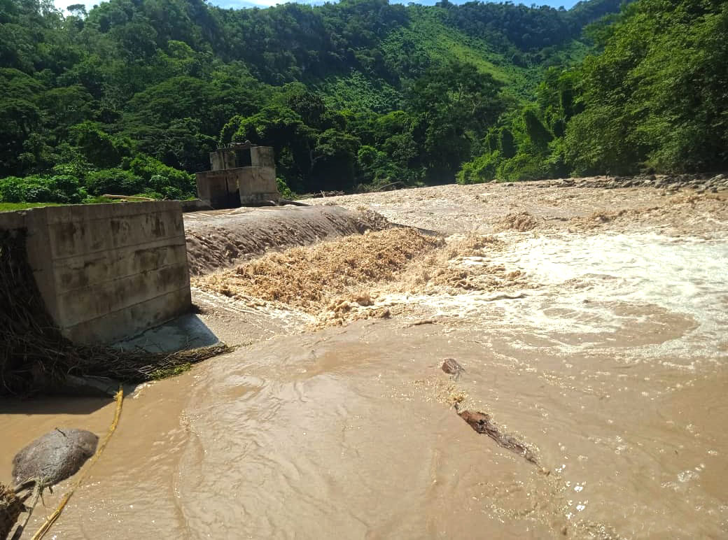 El desbordamiento del Río Apón afecta la estructura del Dique Toma ...