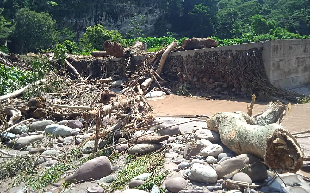 El desbordamiento del Río Apón afecta la estructura del Dique Toma ...