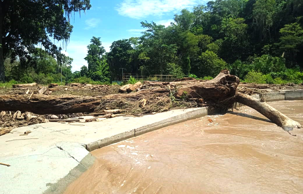 El desbordamiento del Río Apón afecta la estructura del Dique Toma ...