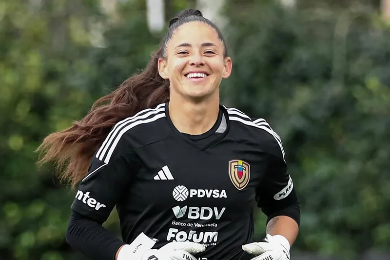 La portera venezolana Nayluisa Cáceres gana el premio RFEF