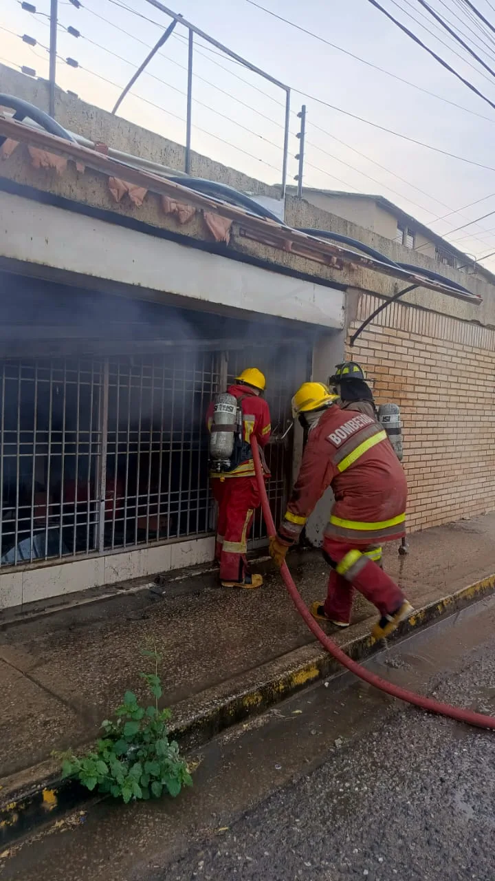 Bomberos de Cabimas sofocan incendio en panadería de la Urbanización Las 50