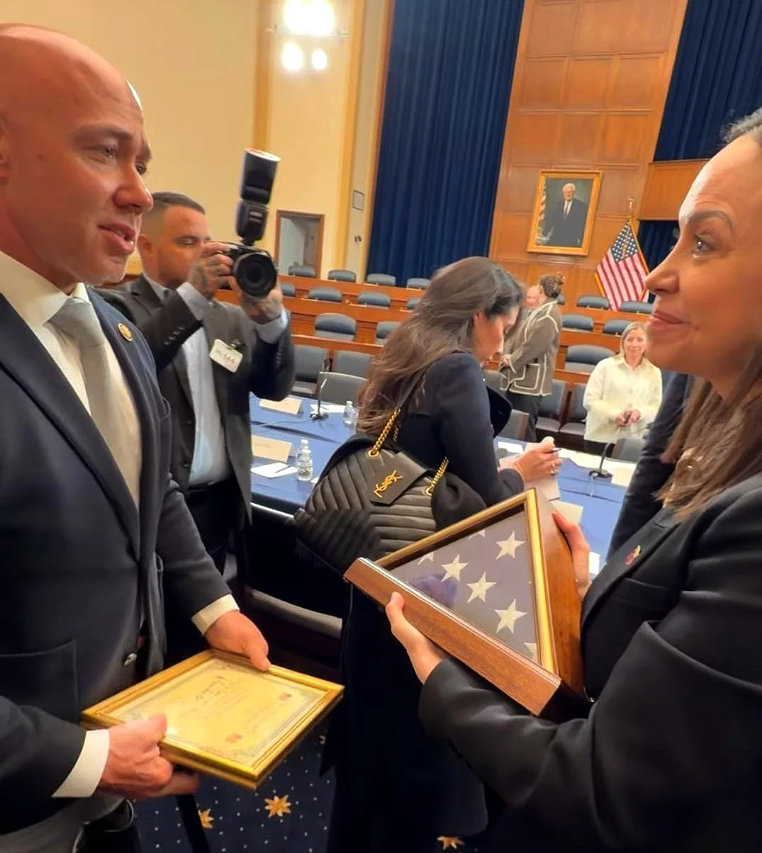 Entregan a María Corina Machado la bandera de los EE UU izada en el ...