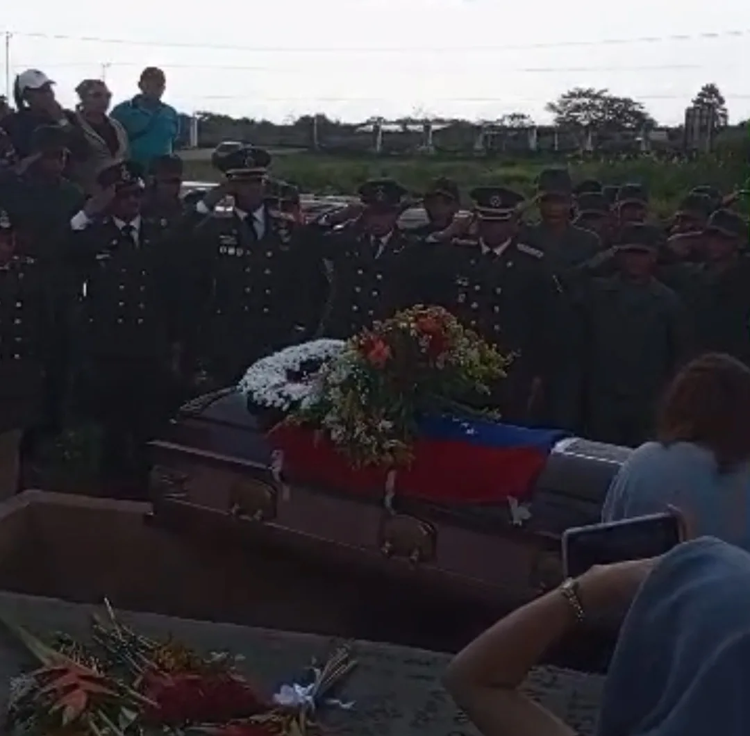 Le dan el último adiós al soldado Carlos Quiñones en Bachaquero con el "toque del silencio"