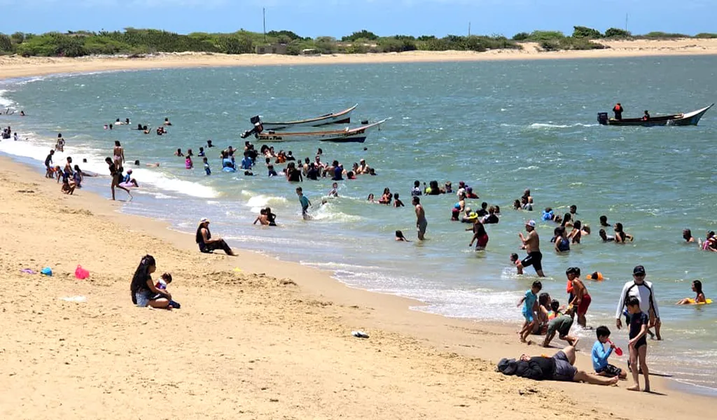ZULIA/Miles de temporadistas colman playas de la Península San Carlos